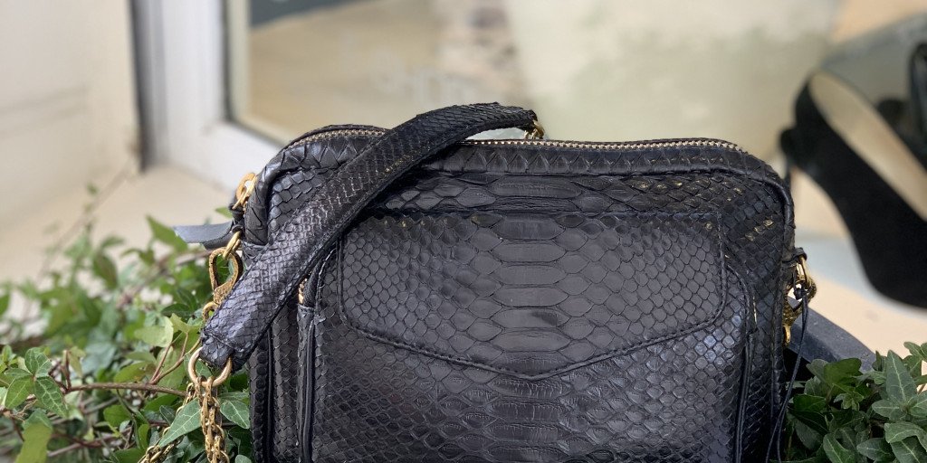 SAC BIG CHARLY PYTHON NOIR OR CLARIS VIROT | Boutique La Suite